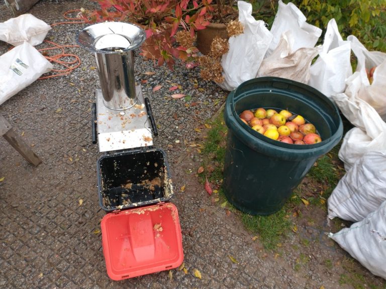 Once again it’s apple-pressing day | www.tanstaafl.co.uk